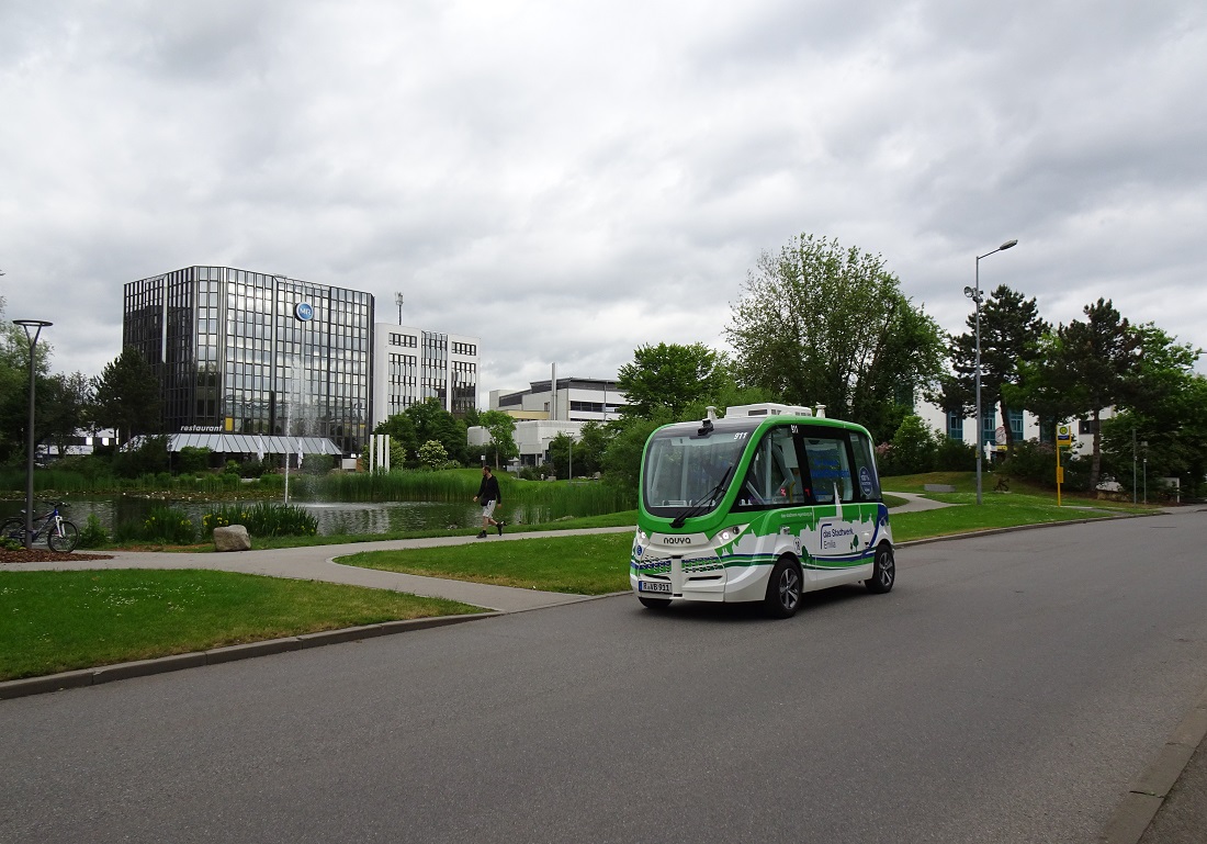 "Emilia" - autonomer Bus im Gewerbepark Regensburg - >>> Regensburger Busse