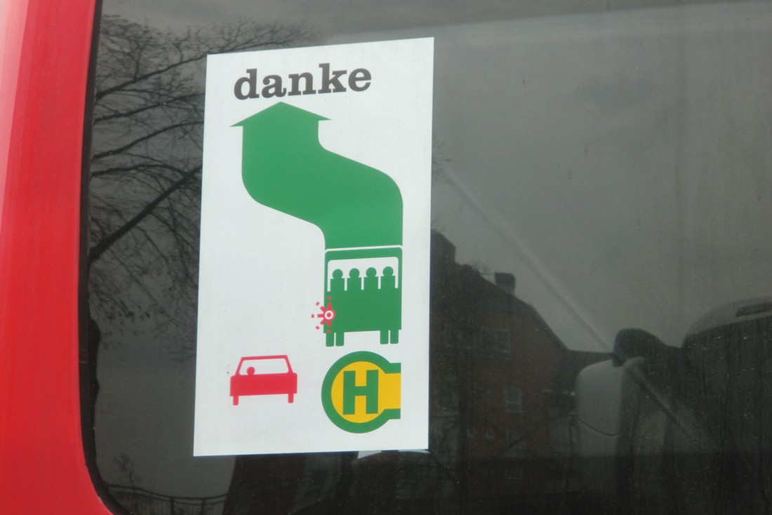 Aufkleber "Bus blinkt - Vorfahrt - danke" an Bussen der DB Ostbayernbus ...