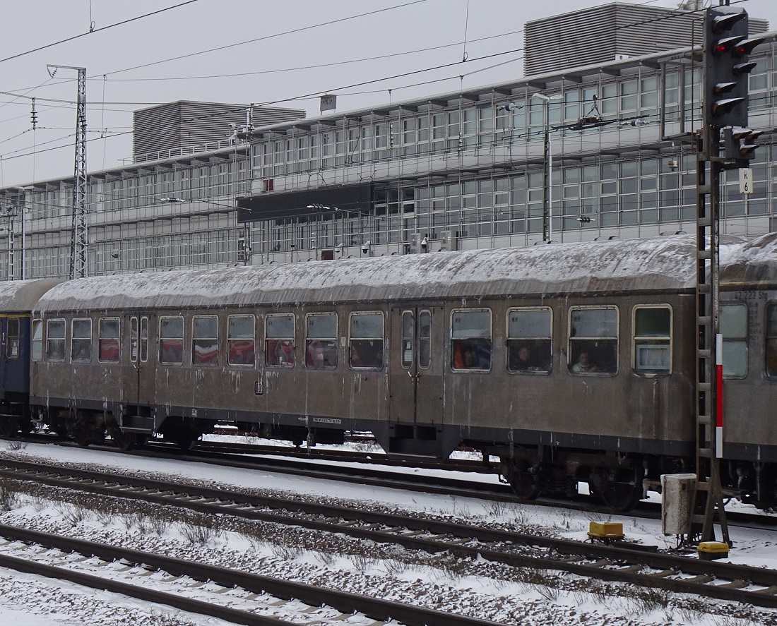 Sonderzug DPE 19988 Stuttgart - Regensburg mit E 10 228 in Regensburg ...