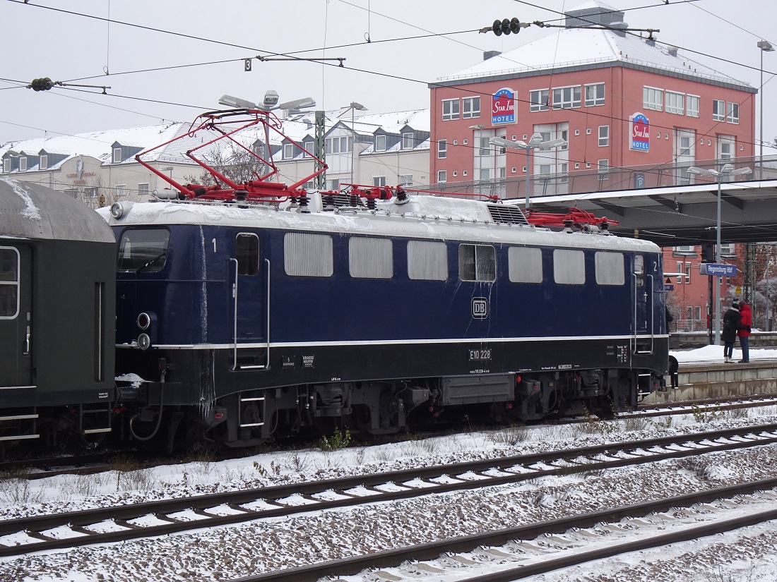Sonderzug DPE 19988 Stuttgart - Regensburg mit E 10 228 in Regensburg ...