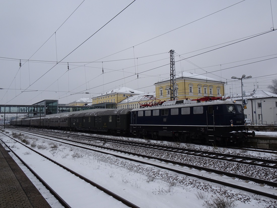Sonderzug DPE 19988 Stuttgart - Regensburg mit E 10 228 in Regensburg ...